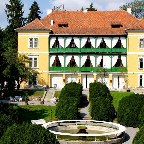 Locuri noi pentru călătorii altfel. Azi, Conacul Zabola - logout.ro